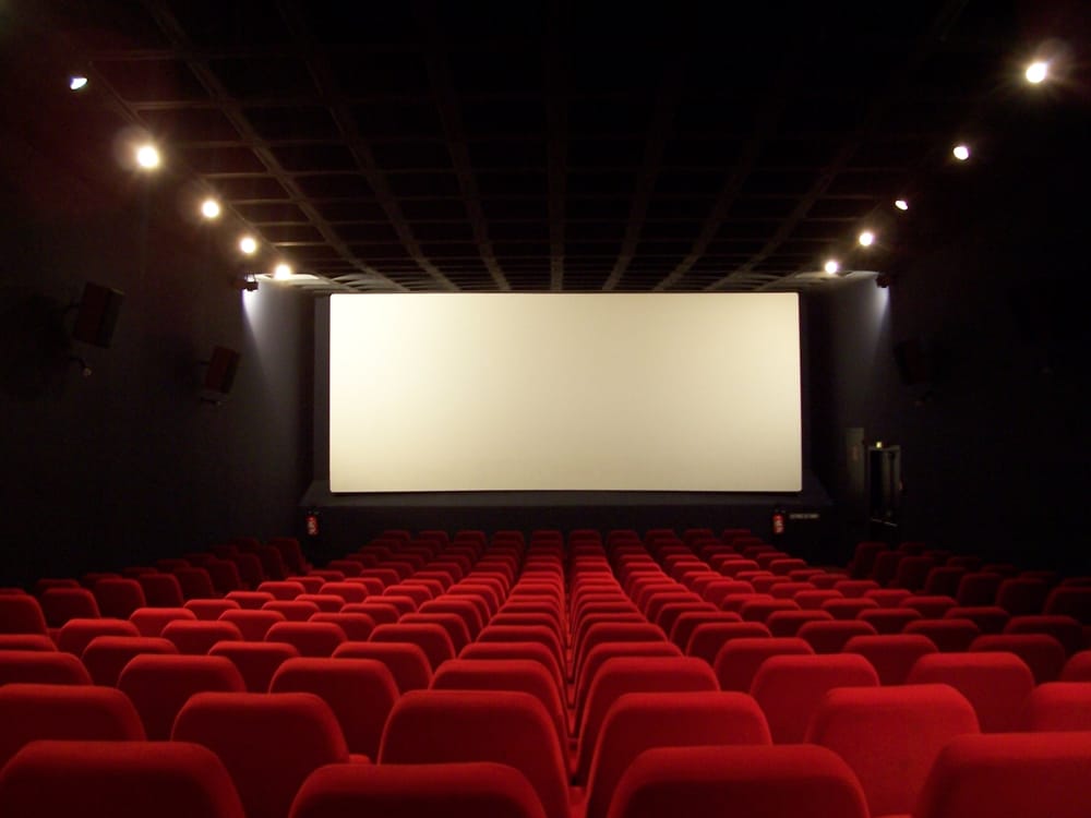 Meglio andare al cinema o guardare un film a casa? Meglio andare al cinema o guardare un film a casa?